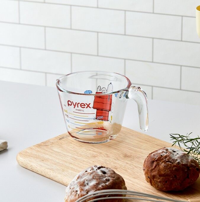 PYREX x Peanuts Snoopy Heat Resistant Glass Measuring Cup/250ml, 500ml ...